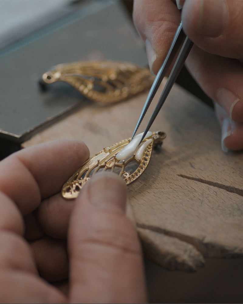 Blushing Cicada Pearl Necklace Collier